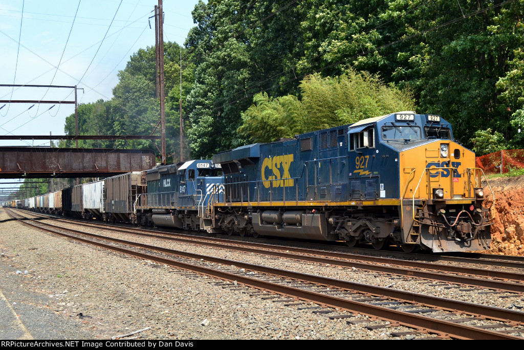 CSX ES44AH 927, HLCX SD40-2 8147 on Q439-17